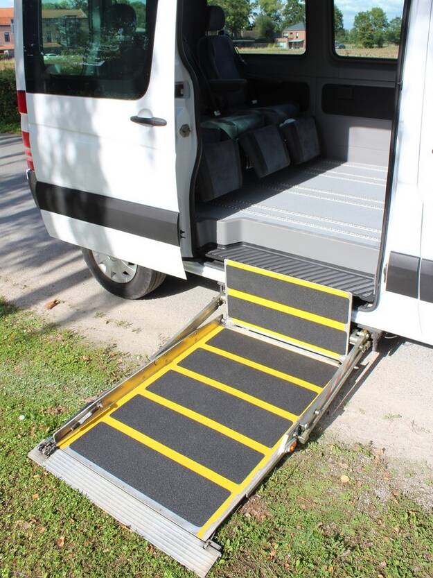 Mercedes Sprinter avec hayon élévateur latéral - Handynamic