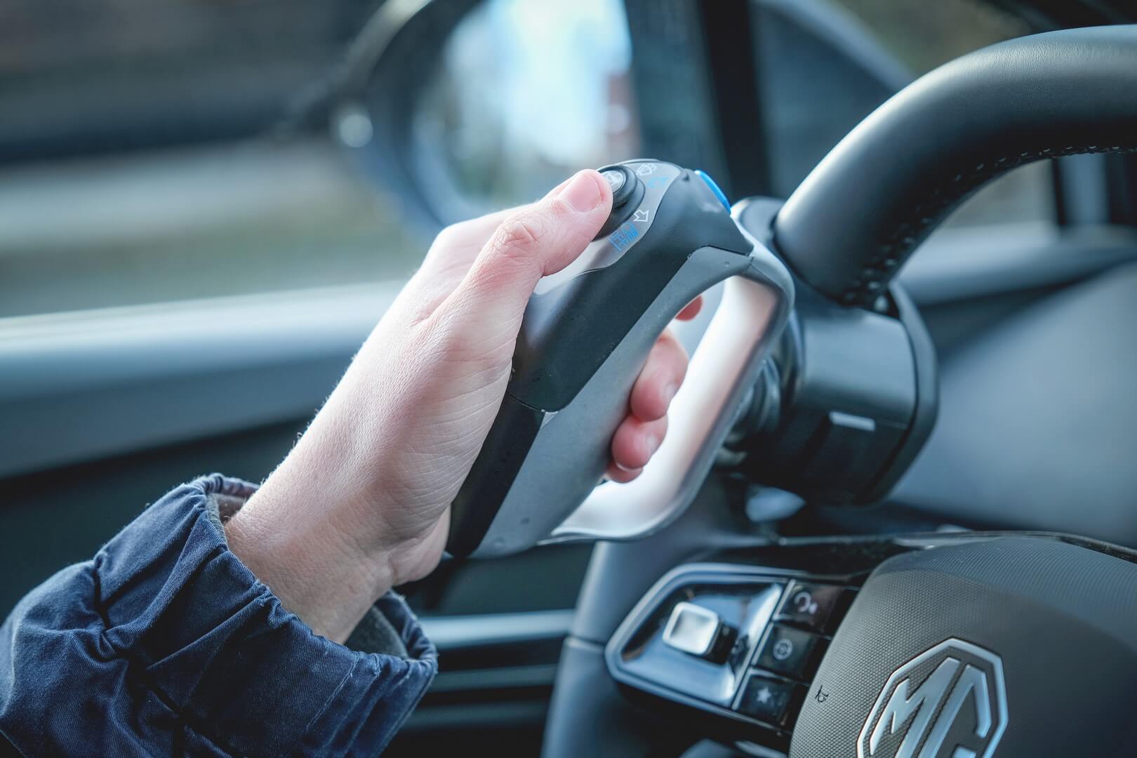 Louez une MG4 avec frein, accélérateur et poignée multifonction au ...